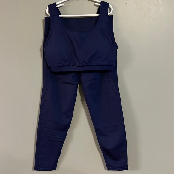Fabletics | Other | Fabletics Sports Bra And Yoga Capri Pants In Navy ...